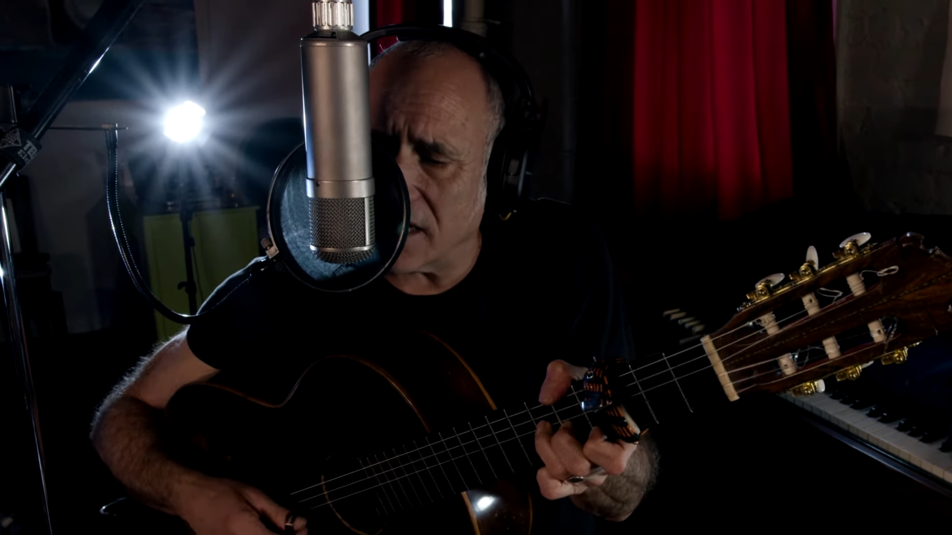 A Touching Tribute to Leonard Cohen by Israeli Superstar David Broza ...